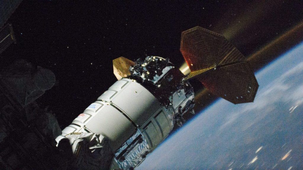 ISSの高度を上昇させるロシアのプログレス補給船 NASAがリブースト時の画像を公開