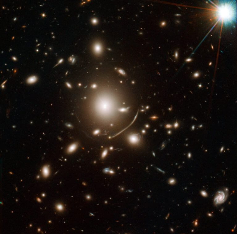 初期宇宙を覗き見る“宇宙の虫眼鏡” ハッブル宇宙望遠鏡が観測した銀河団「Abell 383」